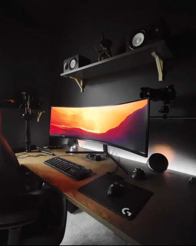 30 Best PC Desk Setups In 2025: How To Set Up Your Desk For Maximum ...